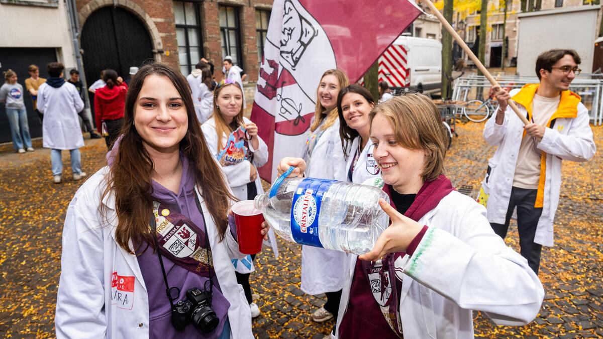 Studentendopen worden ‘soft’: geen vernederingen of sloten drank meer, maar wel alcoholvrije ...